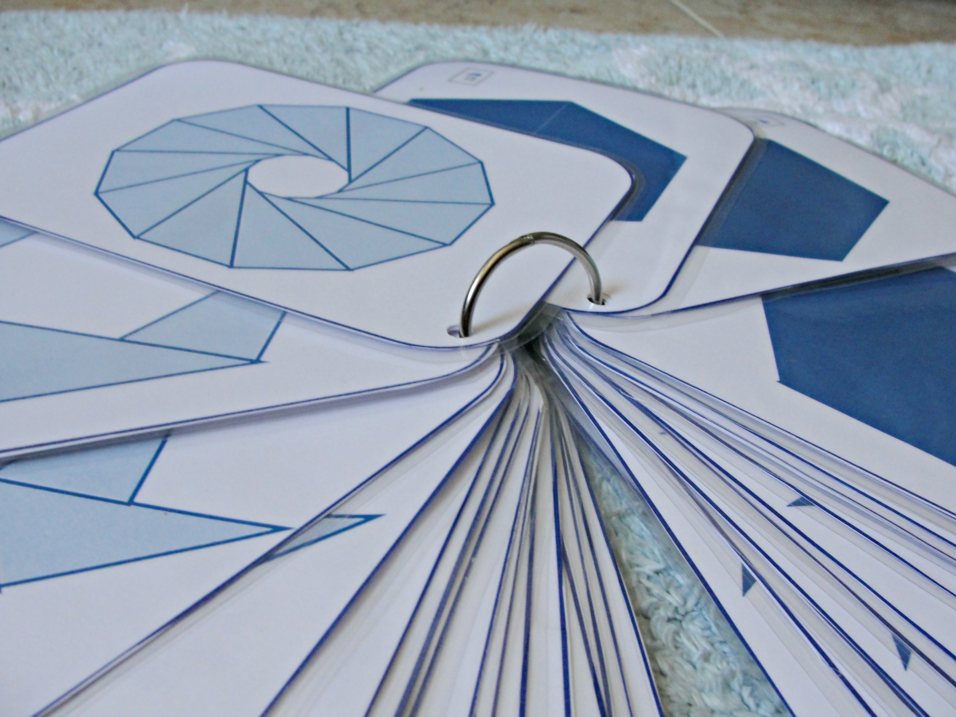 Triángulos azules Montessori – MiMontessori